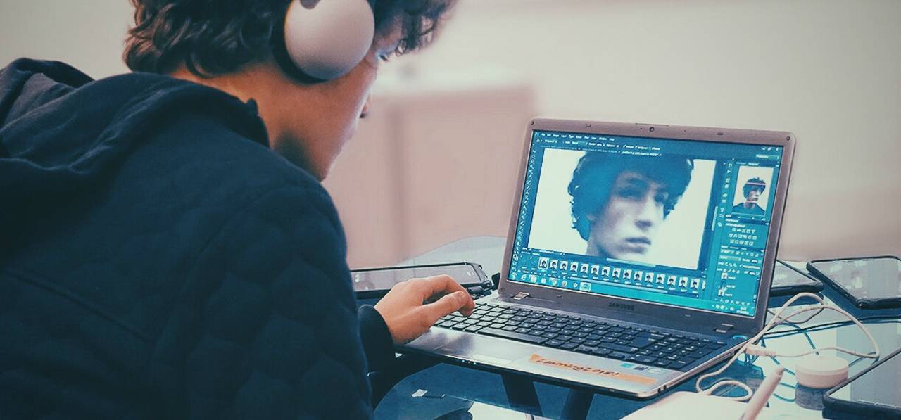 Samsung Digital Classroom: Making bots that make art - Workshop at · V&A