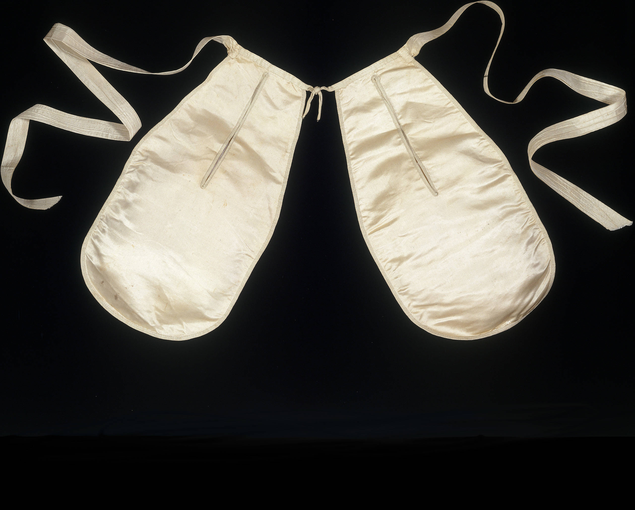 Women's tie-on pockets · V&A