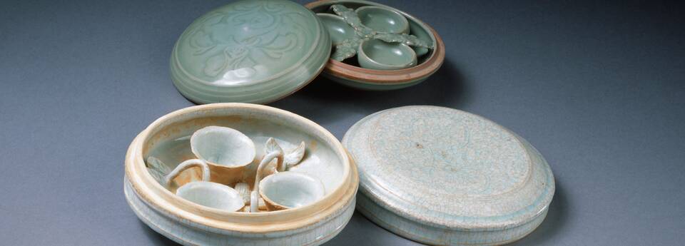 A Compact History of Makeup Around the World - V&A Academy Course at ...